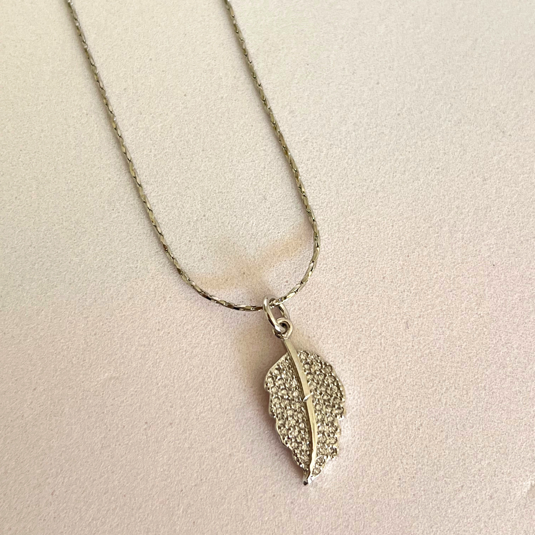 Cadena Mini Leave – María Calderón LLC